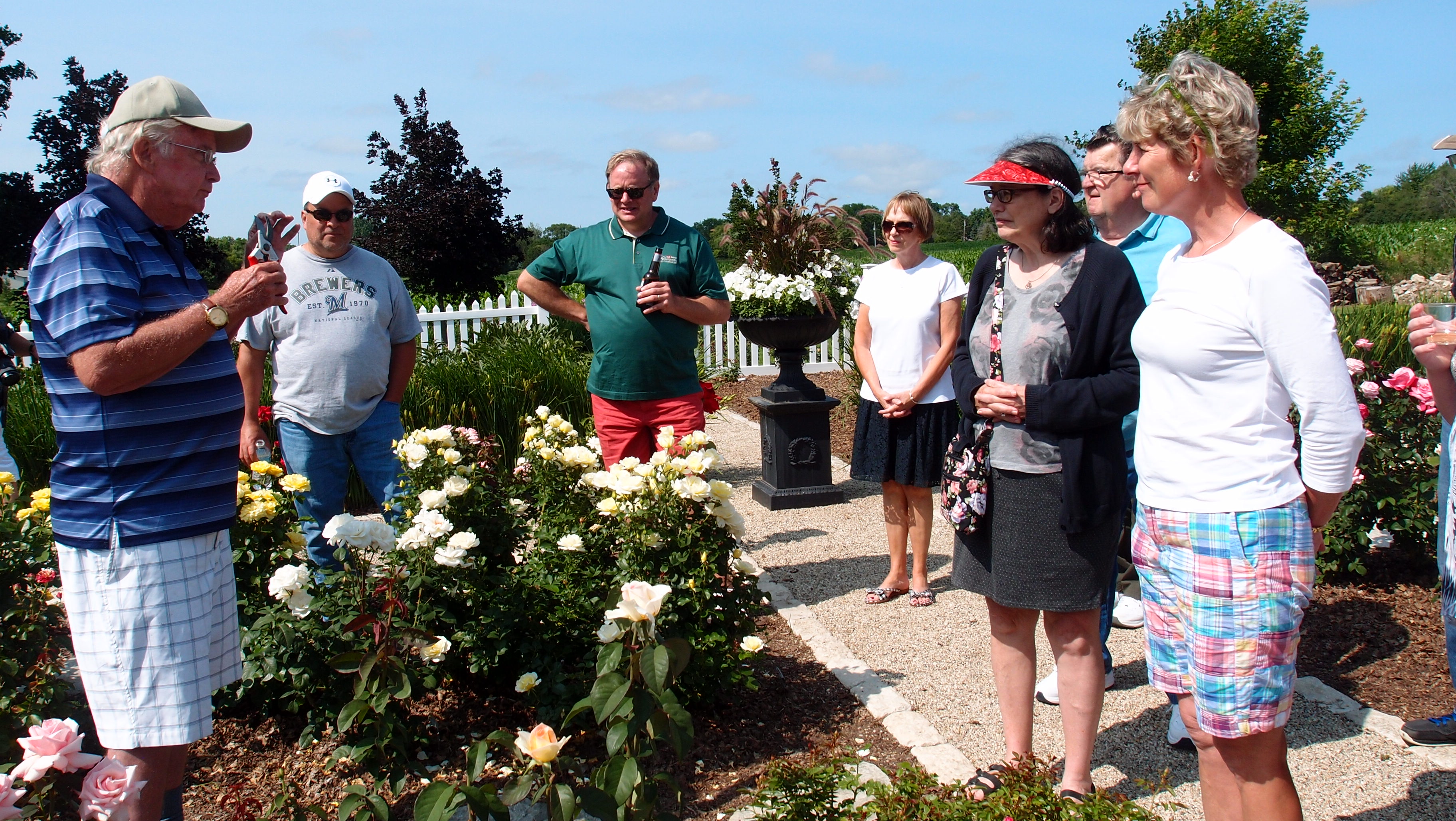 About – Greater Milwaukee Rose Society